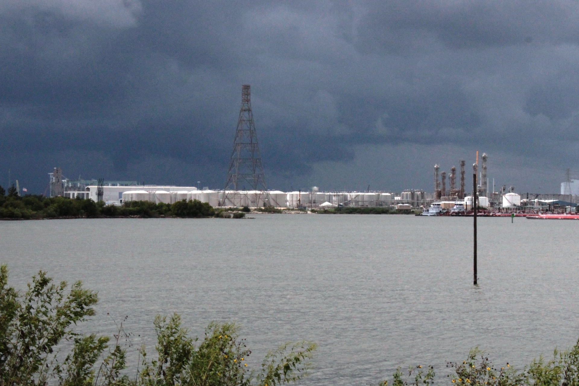 How Hurricanes that Hit the Texas Coast Can Float Giant Tanks ...